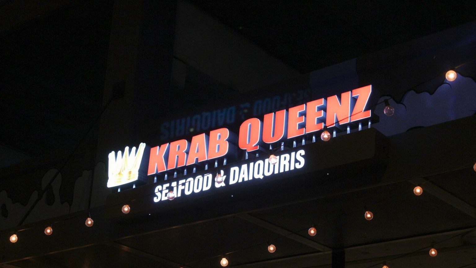 Channel letters & lightbox sign for Krab Queenz | Front Signs