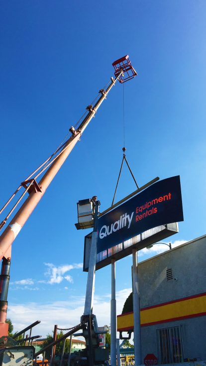 Installation of a large pylon sign with a crane | Front Signs