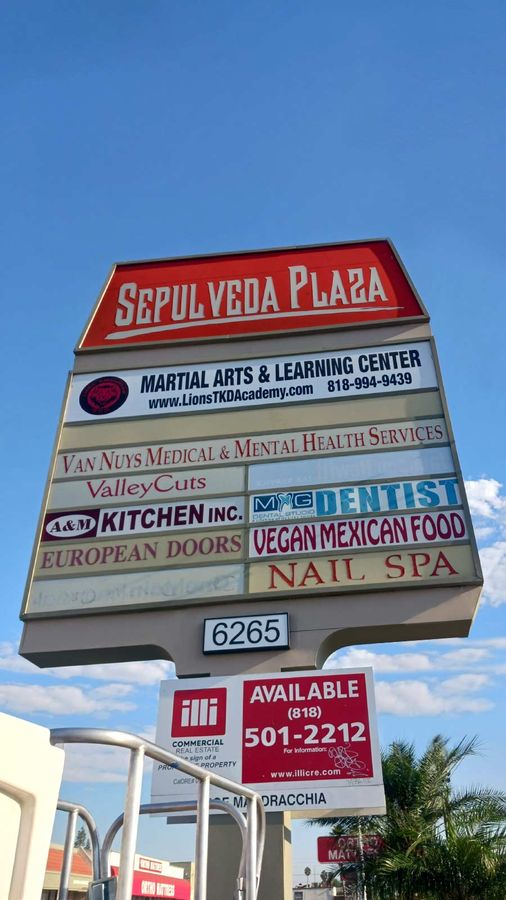 LA Dental Pylon Sign Made Of Lexan Material Front Signs LA Dental Pylon Sign Made Of Lexan Material Front Signs