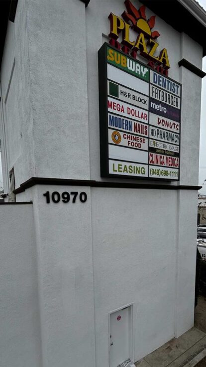 Eye-catching outdoor sign for informative purposes | Front Signs
