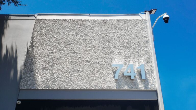 Building 3D address numbers made of aluminum | Front Signs