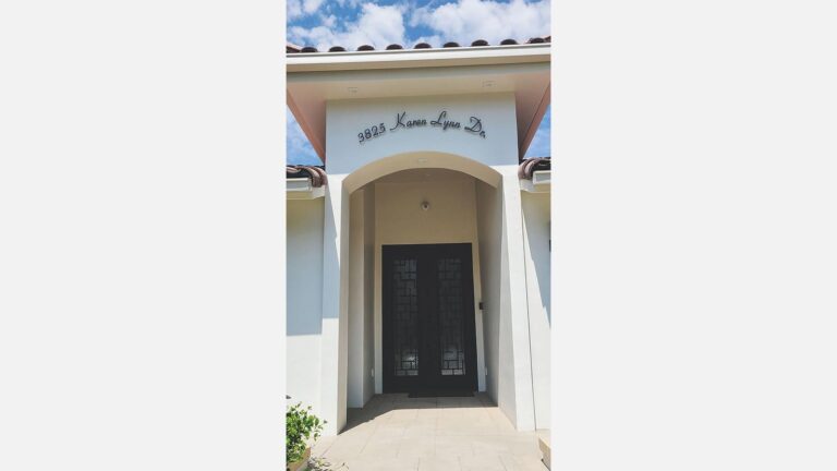 Address sign with 3D letters pin-mounted to the building | Front Signs