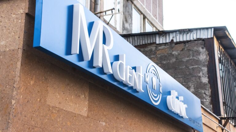 Logo 3D signs & letters for a dental clinic | Front Signs