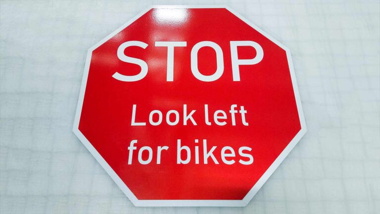 Stop sign for bikes made of reflective aluminum | Front Signs